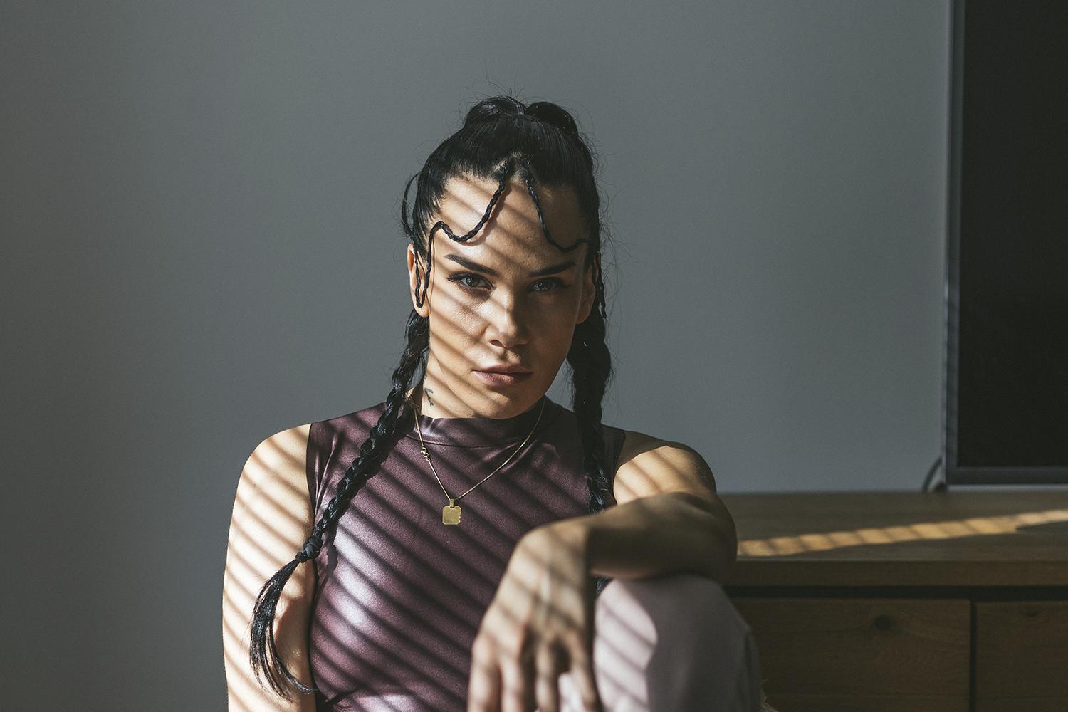 Sini Sabotagen kakkosalbumi on kohta ulkona – kannen ja kappalelistan ...