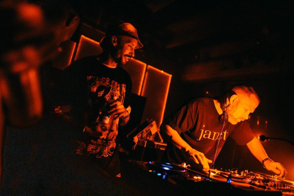 Eevil Stöön singlellä fiittaa helsinkiläinen DJ-ikoni – tiputtaako DJ ...